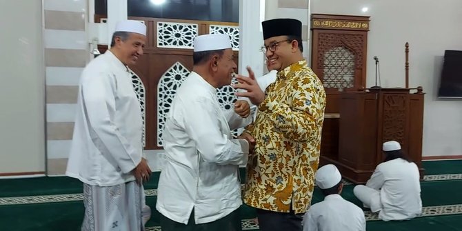 Sowan ke Habib Novel bin Muhammad Alaydrus, Anies Dihadiahi Tongkat ...