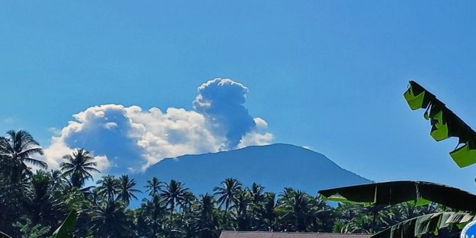 Gunung Ibu di Maluku Utara Erupsi, Lontarkan Kolom Abu Setinggi 2 Kilometer | merdeka.com