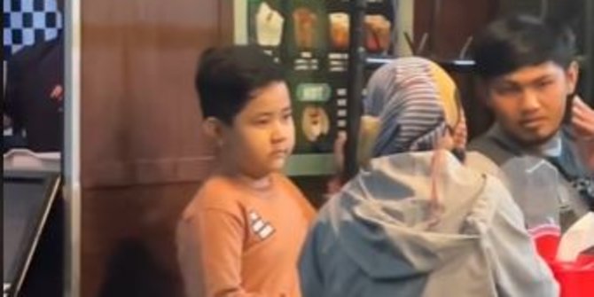 Perjuangan Bocah Kelas 1 SD Bantu Ayah Jualan Hingga Malam, Pagi Semangat Sekolah | merdeka.com