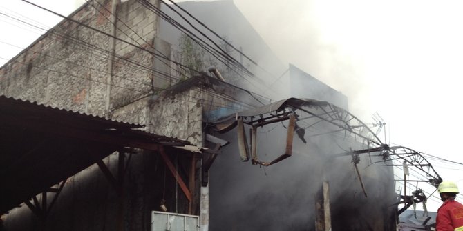 Pabrik Rokok di Kediri Terbakar Selama 6 Jam, Api Akhirnya Padam ...