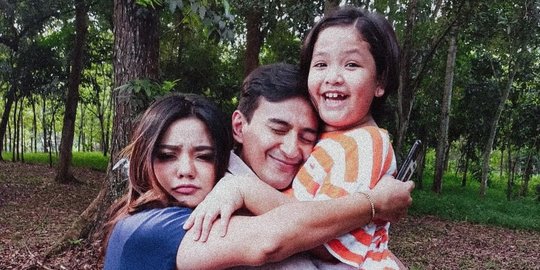 4 Potret Gita Sinaga Bareng Pemain Panggilan di Lokasi Syuting, Akrab ...