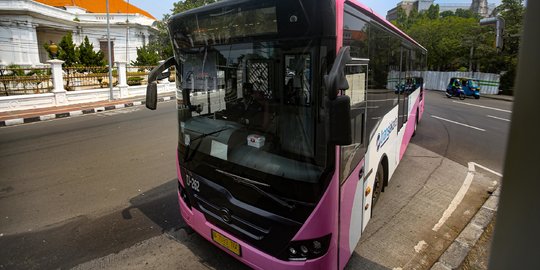 TransJakarta Tambah Armada Bus Pink Khusus Wanita | merdeka.com