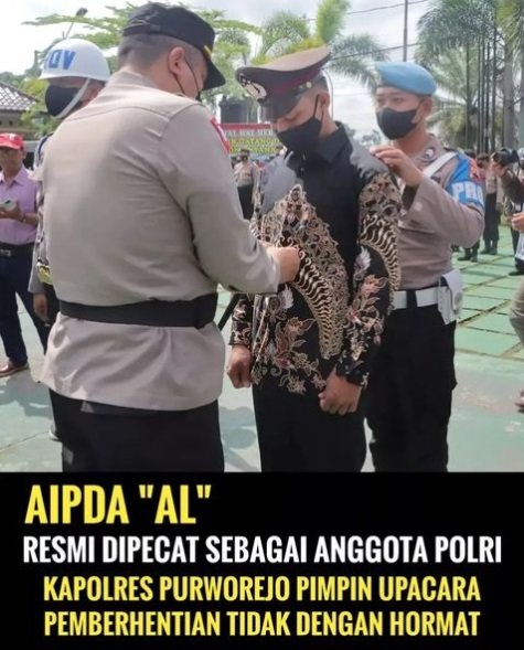 Nasib Polisi Selingkuhi Istri Anggota TNI, Tertunduk Lemas Seragam Dilepas Komandan | merdeka.com