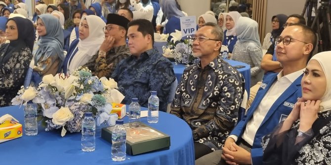 Kenakan Batik Biru Duduk di Sebelah Zulhas, Erick Thohir Hadiri Rakernas PUAN PAN | merdeka.com