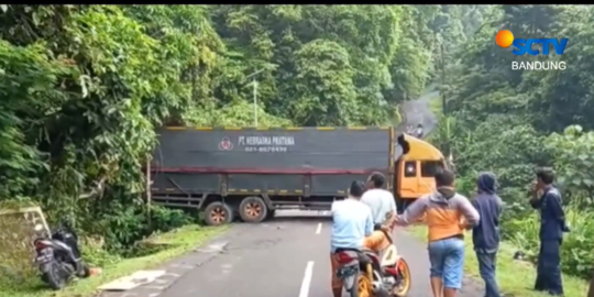 Ikuti Gmaps, Truk Tronton di Palabuhanratu Hampir Masuk Jurang di Jalan ...