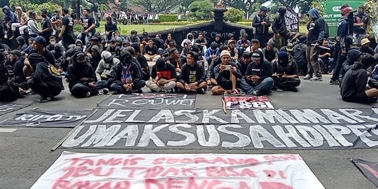 40 Hari Tragedi Kanjuruhan, Aremania Desak Para Penembak Gas Air Mata Segera Dihukum | merdeka.com