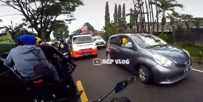 Tak Mau Beri Jalan Ambulans, Aksi Ibu Bawa Mobil Ini Tuai Kecaman | merdeka.com
