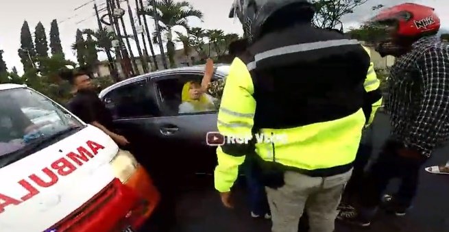 Tak Mau Beri Jalan Ambulans, Aksi Ibu Bawa Mobil Ini Tuai Kecaman | merdeka.com