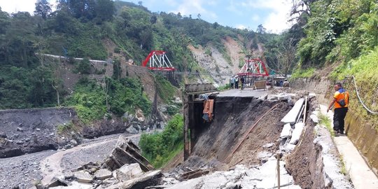 Diterjang Longsor, Perbaikan Jalur Lumajang-Malang Ditarget Rampung ... Diterjang Longsor, Perbaikan Jalur Lumajang-Malang Ditarget Rampung ...