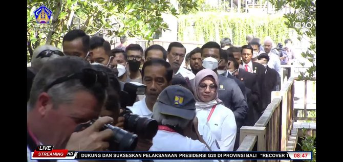 Momen Menteri Basuki Jadi Wartawan Foto Saat Jalan-Jalan ke Hutan Mangrove