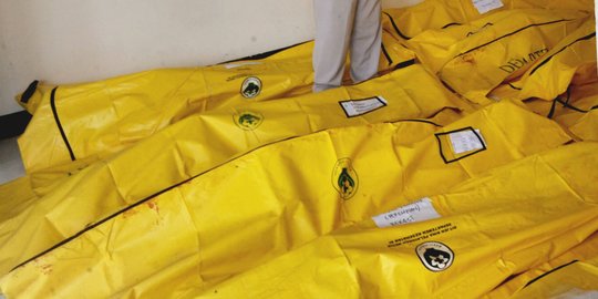 Libatkan Para Ahli, Tim Forensik Periksa Jenazah Satu Keluarga di ...