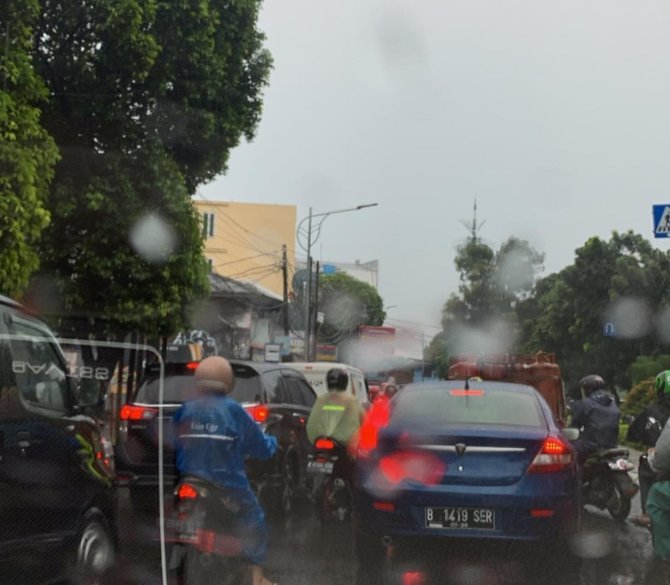 Hujan Lebat Sejak Pagi, Lalu Lintas Jakarta Tampak Semrawut | merdeka.com