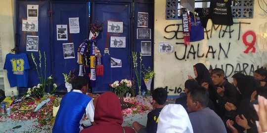 Tiba di Jakarta, Keluarga Korban Tragedi Kanjuruhan Datangi Komnas HAM & Mabes Polri | merdeka.com