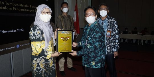 Komtek 27-08 Energi Surya Kembali Raih Penghargaan HTCA Tahun 2022 | merdeka.com