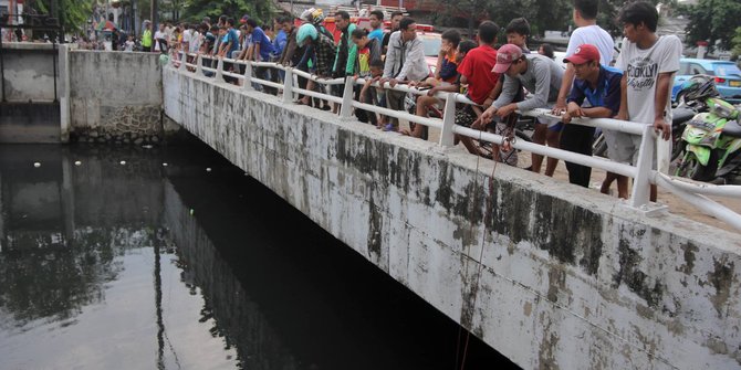 Diduga Mabuk, Petugas Kebersihan Jatuh ke Kali Grogol | merdeka.com