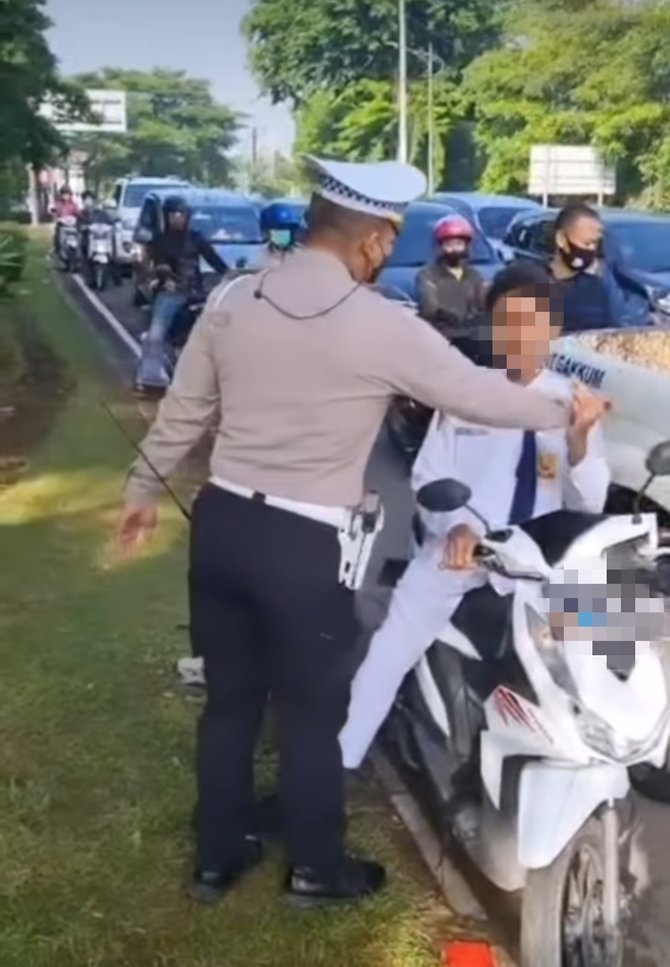Pelajar Ini Viral Marah-Marah karena Ditilang Polisi, Begini Nasibnya Kini | merdeka.com