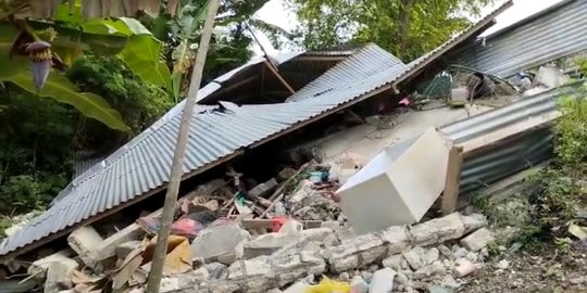 Sejumlah Rumah di Kabupaten Kupang Roboh Akibat Gempa | merdeka.com Sejumlah Rumah di Kabupaten Kupang Roboh Akibat Gempa | merdeka.com