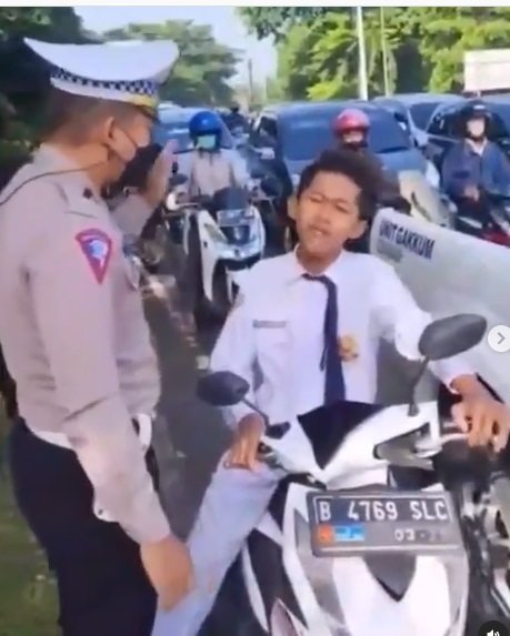 Gara-gara Enggak Pakai Helm Pelajar Ini Ngamuk Kepada Polisi, Ending ... Gara-gara Enggak Pakai Helm Pelajar Ini Ngamuk Kepada Polisi, Ending ...