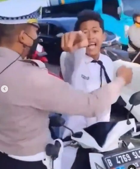 Gara-gara Enggak Pakai Helm Pelajar Ini Ngamuk Kepada Polisi, Ending ... Gara-gara Enggak Pakai Helm Pelajar Ini Ngamuk Kepada Polisi, Ending ...