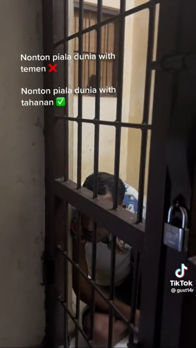 Sipir Ini Ajak Tahanan Nonton Bareng Piala Dunia, Momen Kebersamaannya ...