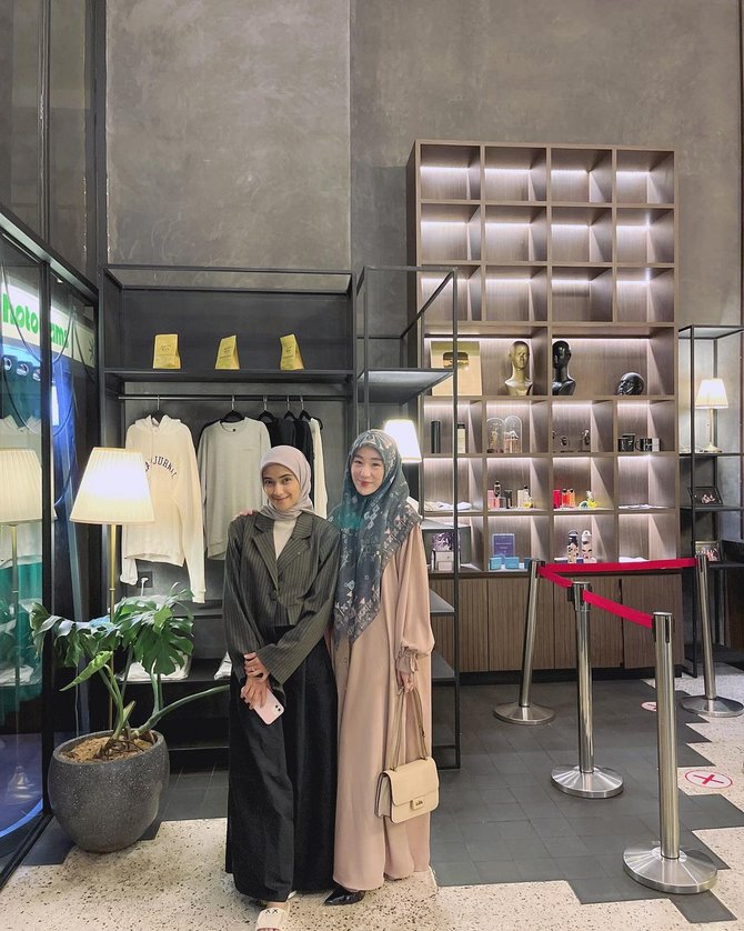 Keakraban Nadya Mustika Mantan Istri Rizky DA dengan Larissa Chou ...