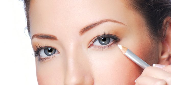8 Cara Memakai Eyeliner Putih yang Benar, Bikin Penampilan Makin ...