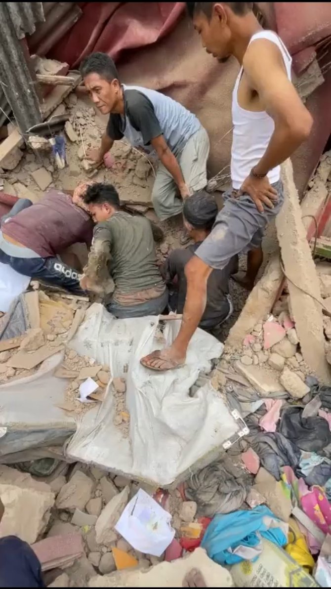 Viral Bocah Selamat Usai Tertimpa Reruntuhan Gempa Cianjur, Sedang Salat | merdeka.com