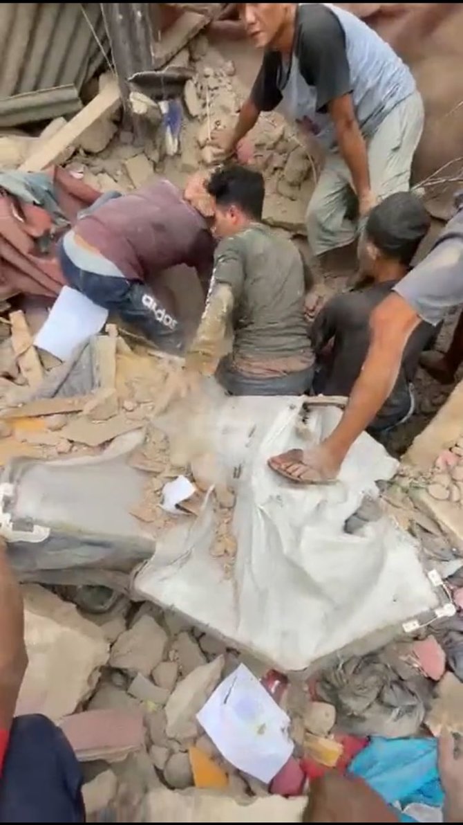 Viral Bocah Selamat Usai Tertimpa Reruntuhan Gempa Cianjur, Sedang Salat | merdeka.com