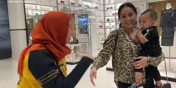 Momen Rayyanza Bertemu Fans di Qatar Ini Viral, Ibu-Ibu sampai Nangis | merdeka.com