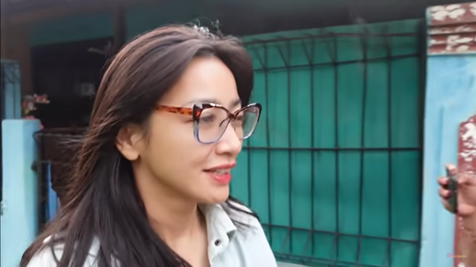 Hesti Rela Jalan Kaki ke Rumah Ayu Ting Ting karena Mobilnya Susah ...