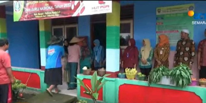 Bentuk Terima Kasih, Orang Tua Wali Murid di Semarang Berikan Ini untuk ...