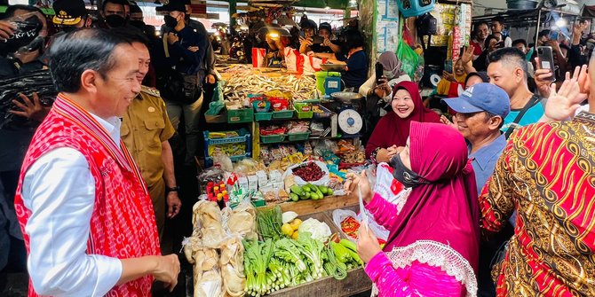 Blusukan ke Pontianak, Jokowi Cek Harga dan Serahkan Bantuan Modal di Pasar Kemuning | merdeka.com
