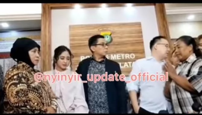 Momen Penghina Minta Maaf hingga Sujud di Kaki Ibunda Dewi Perssik ...