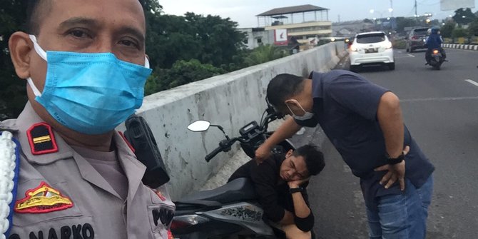 Gaya Tidur Pemabuk di Flyover Kota Tangerang Ini Jadi Viral, Polisi Turun Tangan | merdeka.com