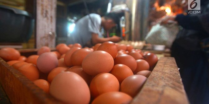 Harga Telur Terus Naik Jelang Nataru, Pedagang di Bekasi Curhat Omzet Turun Drastis | merdeka.com