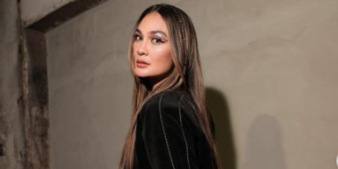 Luna Maya Unggah Potret Selfie di Lift, Bayangan Hitam di Belakangnya ...