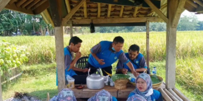 Kedai Nasi Liwet di Subang Ini Unik, Tawarkan Konsep Makan di Tengah ... Kedai Nasi Liwet di Subang Ini Unik, Tawarkan Konsep Makan di Tengah ...