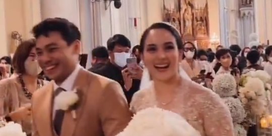 5 Potret Pernikahan Chelsea Islan dan Rob Clinton, Penuh Kebahagiaan ...