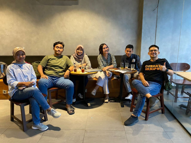 Keliling Kedai Kopi, Ginanjar Rahmawan Siapkan Kuping buat Curhatan Skripsi Mahasiswa | merdeka.com