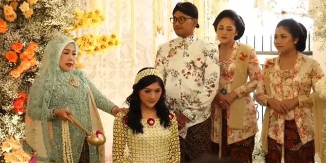Erina Gudono Pakai Kain Batik Nagasari dan Grompol di Prosesi Siraman, Ini Artinya | merdeka.com