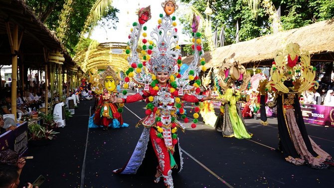 Angkat Keragaman Budaya, Banyuwangi Ethno Carnival Sukses Memukau Wisatawan | merdeka.com