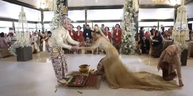 Jadi Prosesi di Pernikahan Kaesang-Erina, Ini Makna di Balik Tradisi Wijikan | merdeka.com