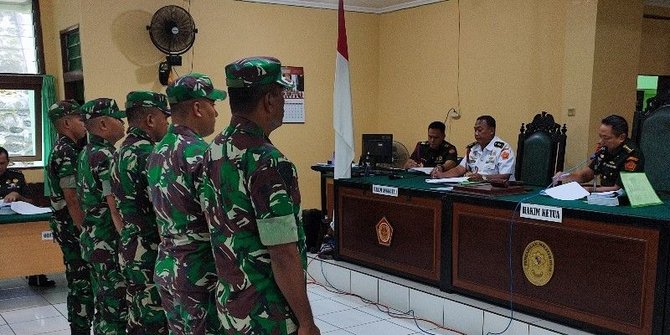 Lima Prajurit TNI Jalani Sidang Perdana Kasus Mutilasi Warga di Papua | merdeka.com