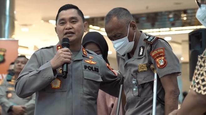 Belajar Semangat dari Pak Edi, Jalan Pakai Tongkat Tetap Ngantor Bikin ...