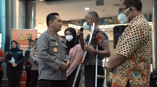 Belajar Semangat dari Pak Edi, Jalan Pakai Tongkat Tetap Ngantor Bikin ...