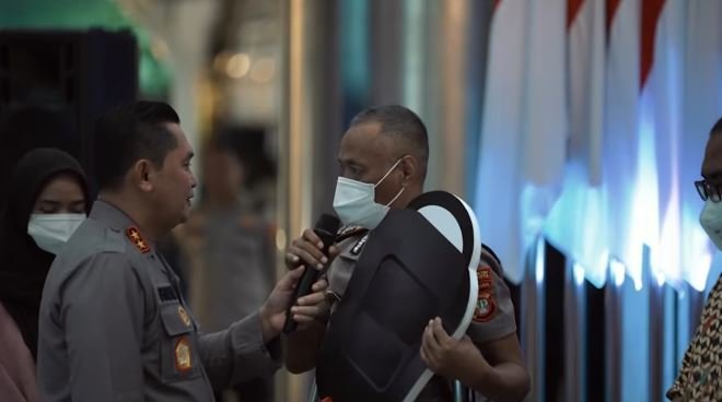 Belajar Semangat dari Pak Edi, Jalan Pakai Tongkat Tetap Ngantor Bikin ...