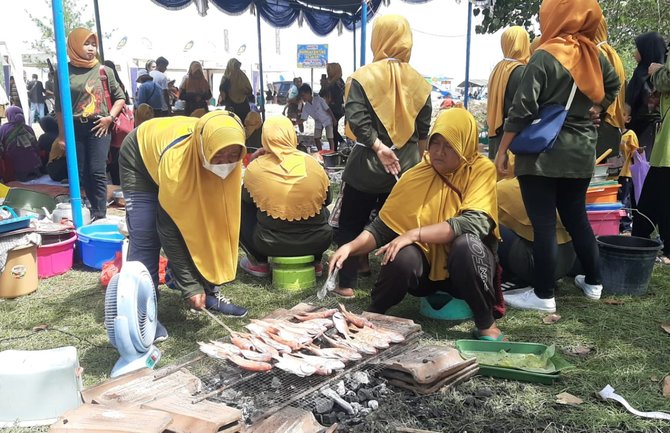 Rayakan Hari Ikan, Emak-Emak Rembang Gelar Acara Masak-Masak Bareng ...
