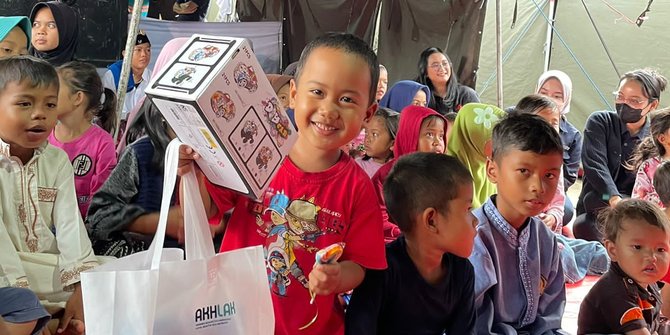 Pulihkan Dampak Psikologis, Anak-Anak Korban Gempa Cianjur Diberi Trauma Healing | merdeka.com