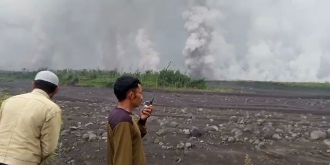 Gunung Semeru Keluarkan Letusan Sekunder dan Lahar Dingin | merdeka.com
