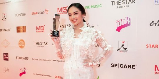 Detail Fashion Lyodra Ginting yang Viral Se-Asia setelah Tampil di AAA 2022 | merdeka.com